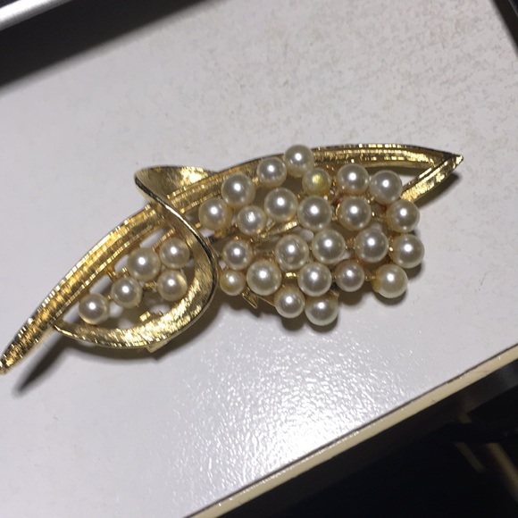 art | Jewelry | Vintage Signed Art Gold Tone Simulated Pearls Pin ...